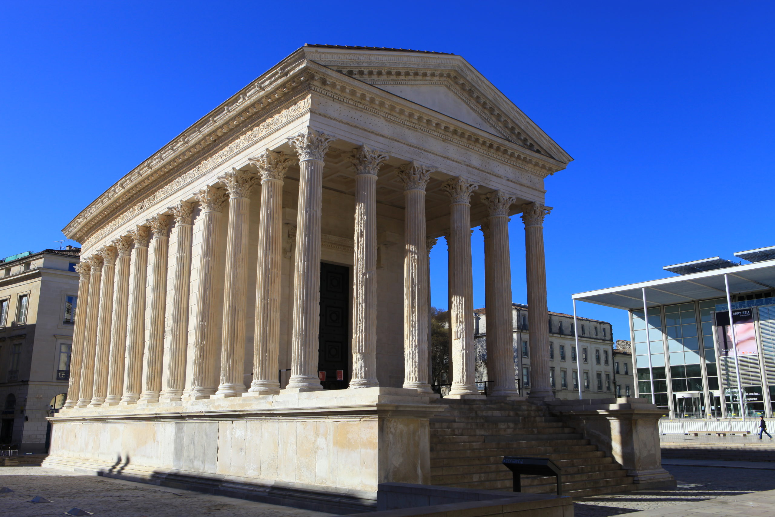 Maison carrée - Bienvenue en Provence